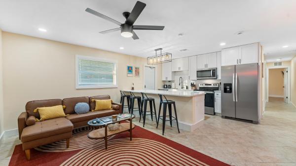 The Shark Tank Cocoa Beach - Retro Florida, Downtown, 5-min Walk To Beach, Shops & Bars - ココアビーチ, FL