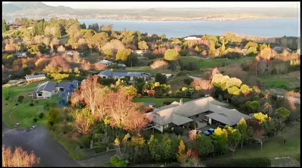 Acacia Bay Lodge- Private Manor With Lake And Garden Views - Lake Taupo