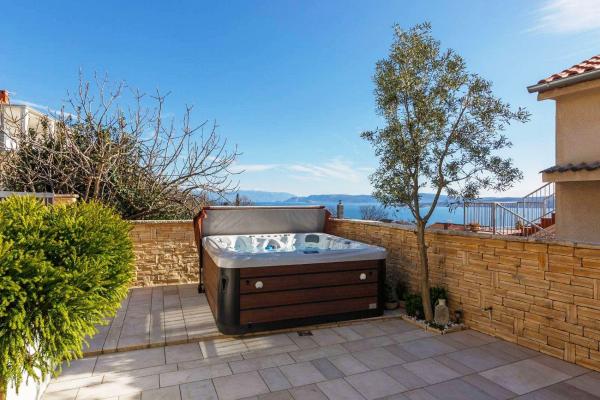 Faszinierendes Ferienhaus Nur 500 Meter Zum Strand Mit Meerblick, Whirlpool, Grill - Dramalj