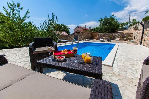 Rustikales Steinhaus Mit Privatpool, Grill, Terrasse, Liegen, Aussendusche - Crikvenica