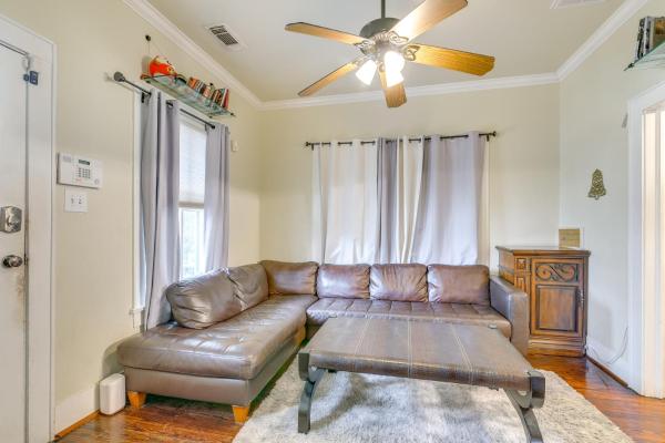 About Half-mi To Galveston Seawall Apartment With Deck! - Texas City