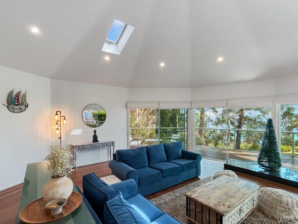 Spacious 4-bed Home With Coastal Charm - Long Beach