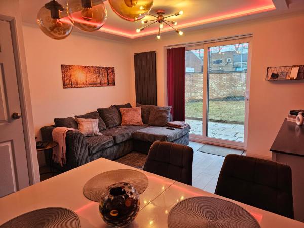 Jasmin's House, 2 Bedroom, Private Parking - Towcester