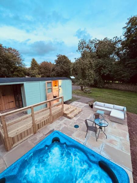 Shepherds Hut With Hot Tub - Milford Haven