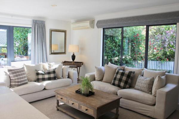 Stylish Havelock Retreat With Spa & 5 Min Walk To Village - Havelock North