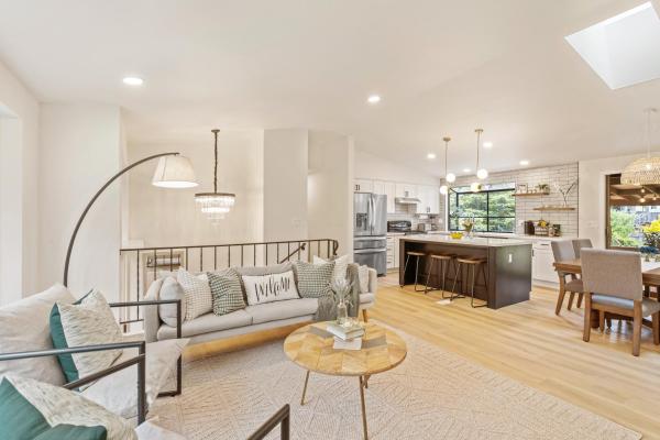 Spacious Modern Retreat W Game Room And Yard - Lynn