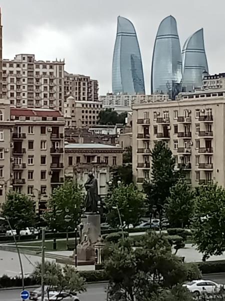 Просторная, двухкомнатная квартира ,с великолепным видом на город, расположенная в центре города Баку - Azerbaijan
