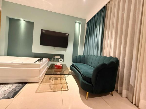 Green Studio - Private Jacuzzi - Private Balcony - Gurgaon