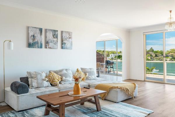 Stunning Waterfront Townhouse With Shared Swimpool, Harbour View And Free P -
