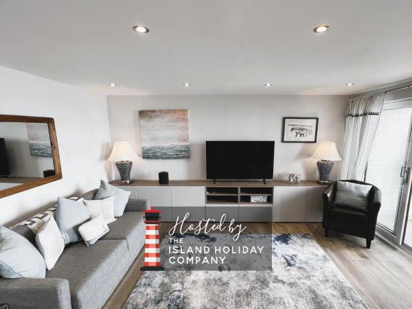 25 Breakwaters - Beach Hut Is Included With This Dog Friendly Lux Apartment With Balcony, Stunning Sea Views Over To Culver Cliffs & Free Parking - Shanklin