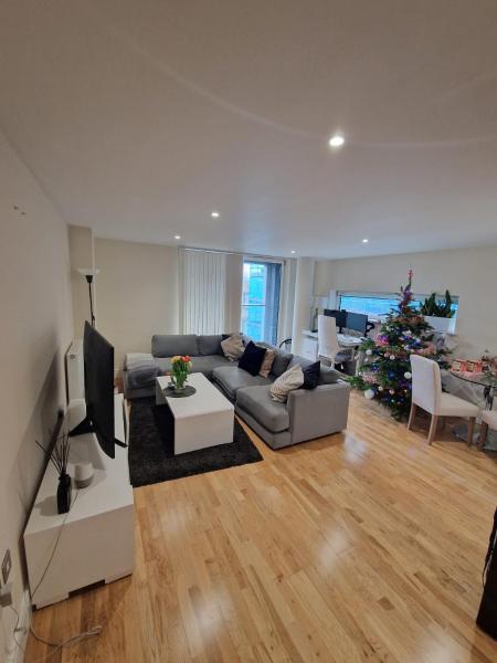 Double Room And Private Bathroom In Shared Property - Greenwich