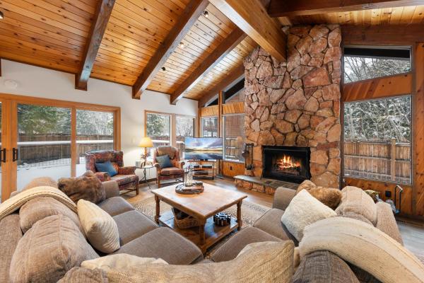 Cabin For 8 Hottub Close To Ski Town Private Beach - Tahoe City, CA