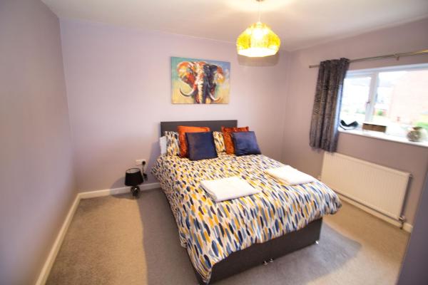 Rawmarsh - Rotherham - 3 Bed House - Refurbished High Standard - Off Street Parking - Large Garden - Dog Friendly - Fast Wifi - Barnsley