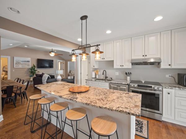 Cheerful 5-bedroom W/screened Patio, Sleeps 10 In The Heart Of Fremont! - Fremont, WI