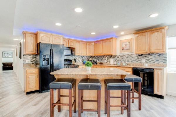 Modern Private Whole Unit 4 Bedroom Guest Suite King Bed - Salt Lake City, UT