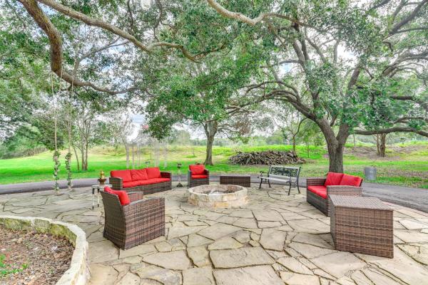Family Home On 30 Acres In Manvel! - Sandy Point, TX