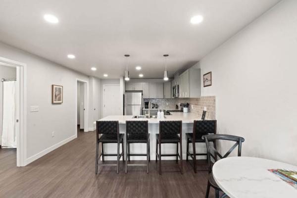 Spacious, King Bed, W Pool Table & Brunch Below! 303 - 스포캔밸리
