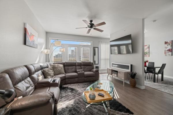 Spacious Dallas Apartment With City Views Near Galleria Mall - Dallas, TX