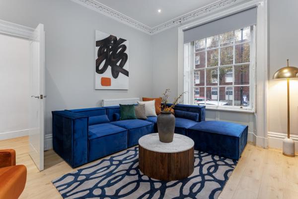 Flatzy - City Centre Mansion, Sleeps 20, 5 Baths - Wirral