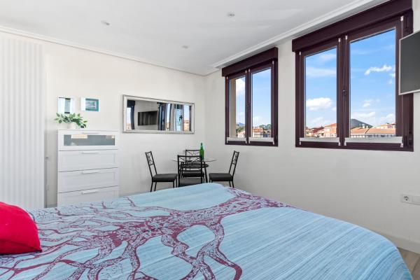 Aptosan Antón Frente Al Puerto De Llanes - Llanes