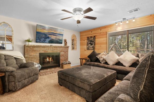 Eagle Point Retreat - Sleeps 13 - 12 Adults Max, Game Room, Foosball, Fireplace, Deck, Barbecue - Big Bear Lake, CA