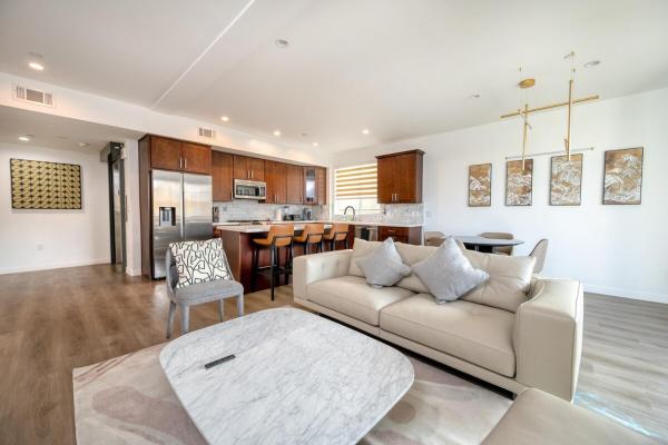 Experience Lavish La Living Sleek 2br With Parking - Los Angeles, CA