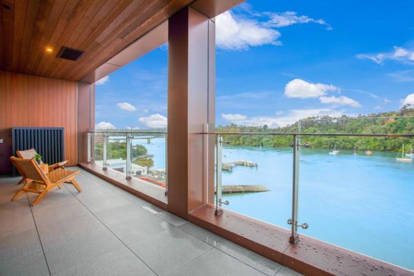 Catalina Bay Seascape With Bay Views & Carpark - Riverhead