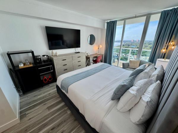 Balcony Ocean View ! Pool - Wifi - Gym - Parking - Miami, FL