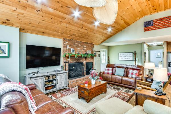 Riverfront Newland Home With Pool And Golf Club Access - Sugar Mountain, NC