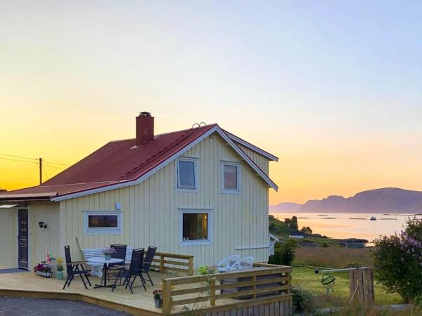 4 Person Holiday Home In Alsvåg - Myre