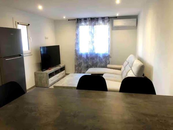 Bel Appartement Dans Une Maison - Alès