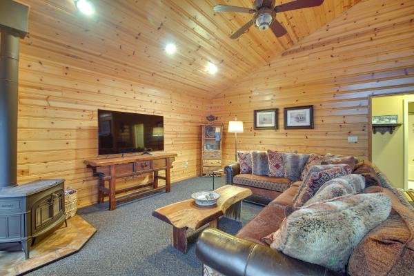 Boat Dock And Deck Waterfront Cabin On Grand Lake - Disney, OK