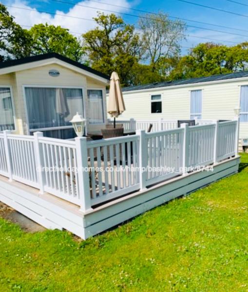 New Forest Hoburne Bashley Holiday Park, Spacious Caravan Sycamore 201 Sleeps 6 - Barton on Sea