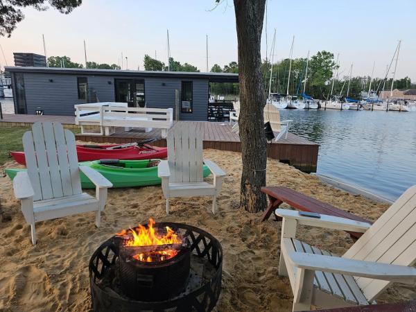 Panama Float Home Riverfront Fire Pit - Barnegat Light, NJ
