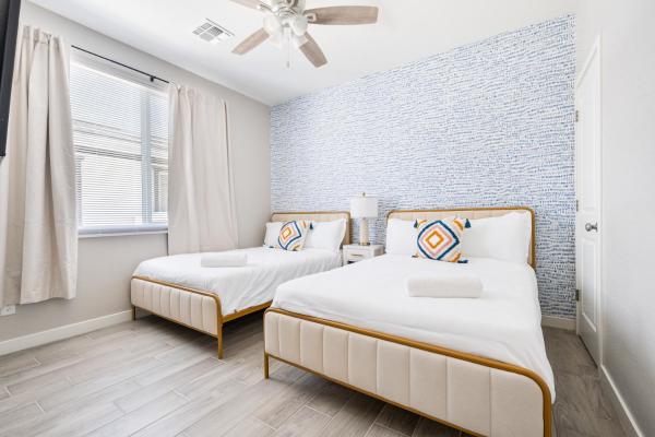 Chic And Spacious Two Bedroom With Convenient Free Parking - Peoria, AZ