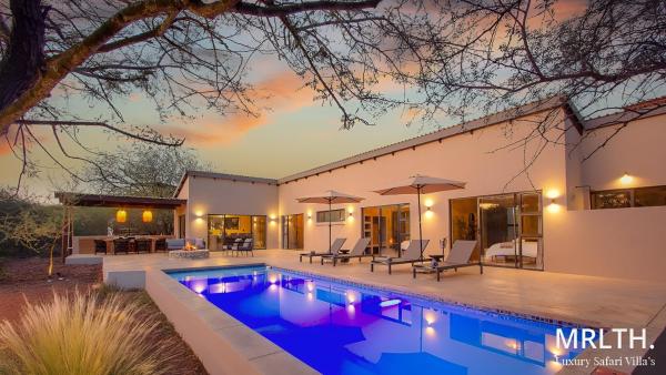 The Duke Luxury Safari Villa, Huge Pool, Giraffe-feeding-tower, Outdoor Shower - Marloth Park