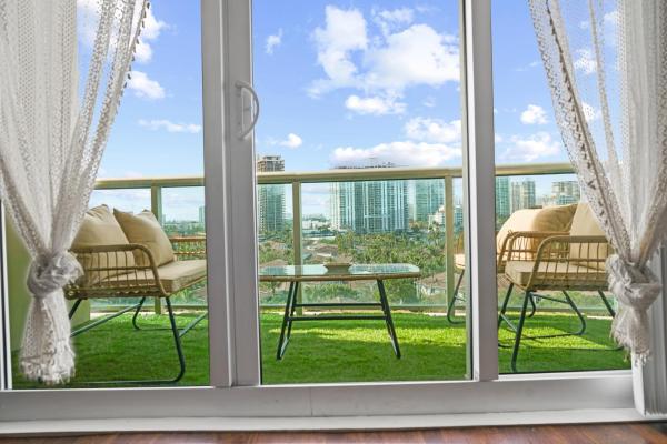 Stunning Water Views 1br Condo With Pool And Tennis Court - Sunny Isles Beach, FL