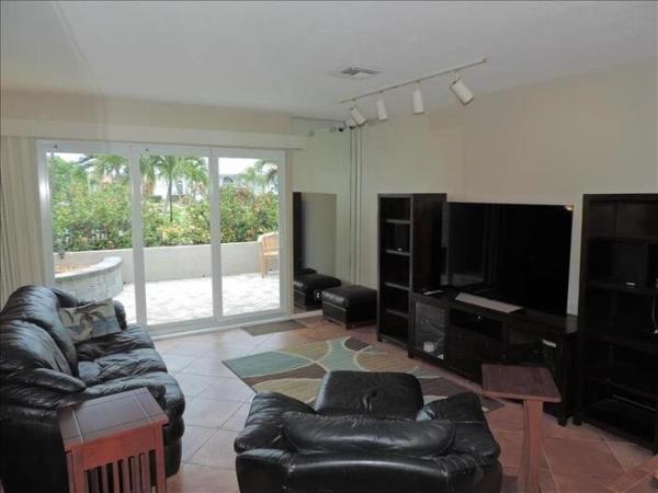 Big Pool, 10 Minute Walk To Beach, Luxurious Bath - Marco Island, FL