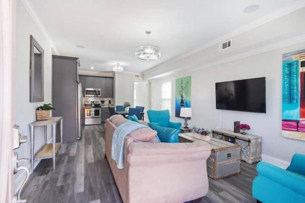Vibrant 5br Close To Street Car - Metairie, LA