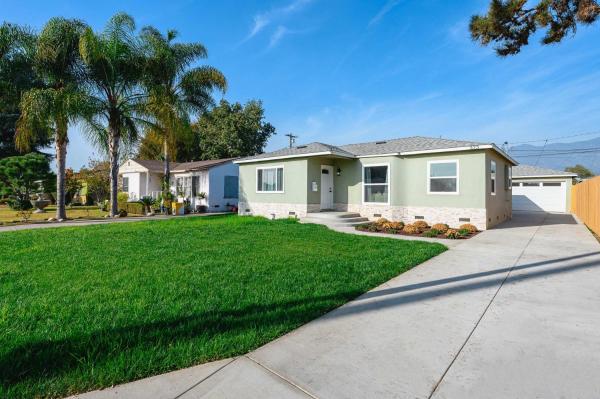 Luxury Modern Retreat With Spacious Yard & Premium Comfort - Arcadia