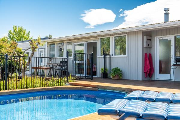 Studio Twenty5, Unique Poolside Retreat In Richmond - Marlborough District