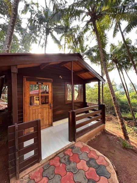 Mountain Breeze Wooden Cottages - Goa