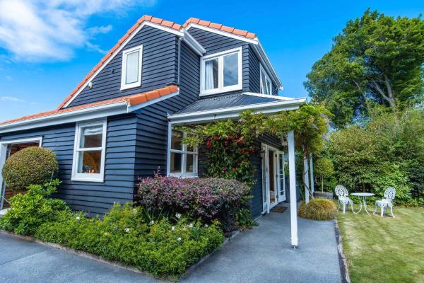Black Cottage - Beautiful Central Cottage For Two - Rotorua