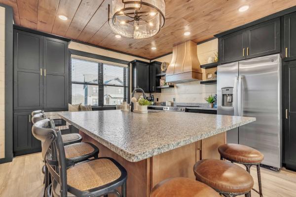 Smith Creek Resort- 5 Bedroom 20 Guests - Indoor Pool - Resort Amenities - Pigeon Forge, TN