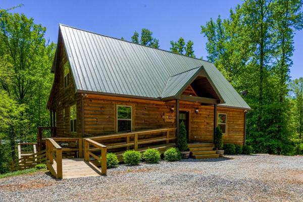 New Listing! Wine Country Retreat - 2 Bed, Hot Tub - Dahlonega, GA