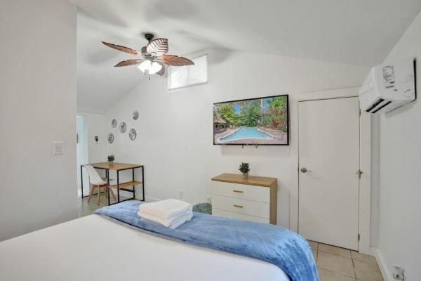 Tropical Oasis Studio W Pool - Pembroke Pines, FL