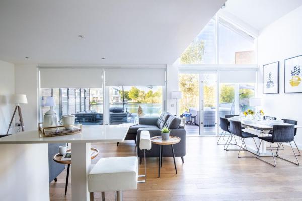 Lake House - Cirencester