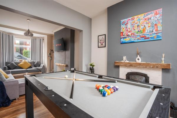 Modern & Spacious - Pool Table - Free Parking - Sleeps 10 - Bolton