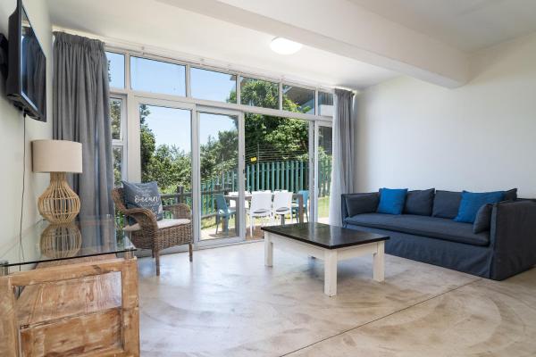 Escape To An Umdloti Beach Condo With A Communal Pool & Braai Area - La Mercy