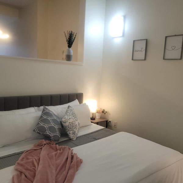 Downtown King Suite - Free Parking- Conv Center Skywalk#1 - Indiana